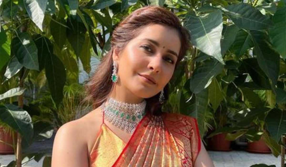 भगवा बिकिनी विवाद के बीच साउथ एक्ट्रेस का साड़ी लुक वायरल